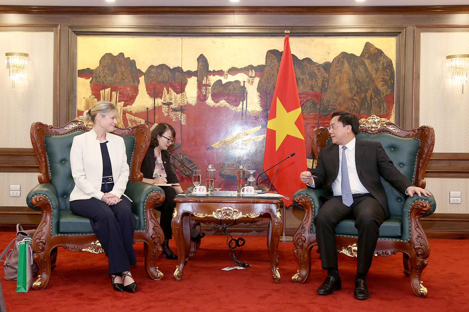 Deputy Minister Tran Duy Dong meets Castrol leader